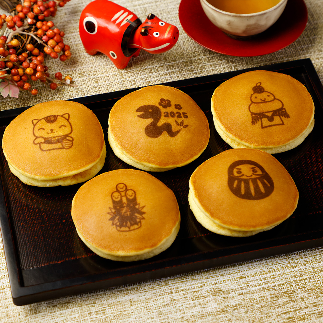 【SNS投稿】来年2025年ver のお正月どら焼きは スタッフからも可愛い！と好評のヘビさんです。 No.30121｜SNS投稿紹介｜世田谷 文の菓（ふみのか） ブログ